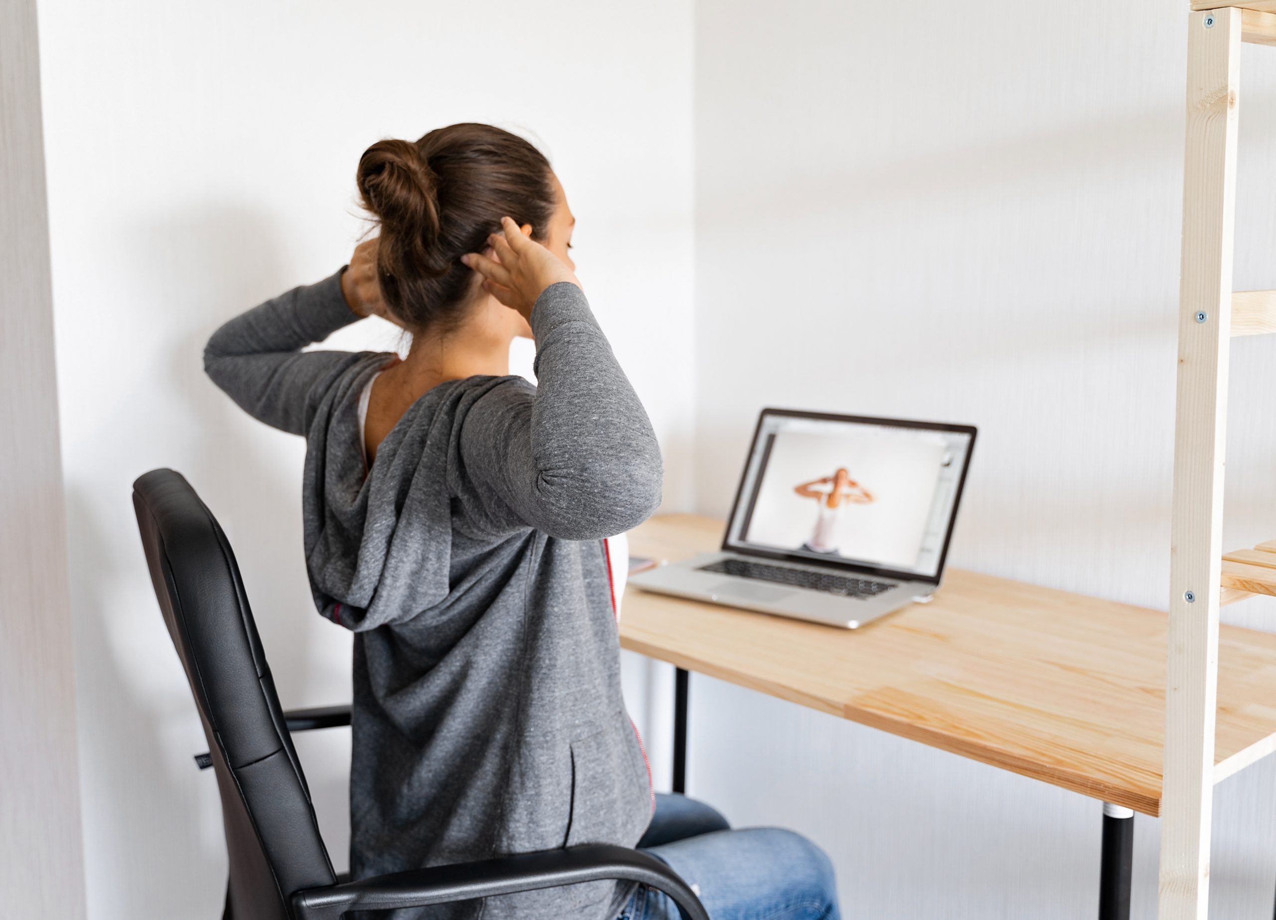 Graisse abdominale : ces 5 exercices à faire sur une chaise sont ...