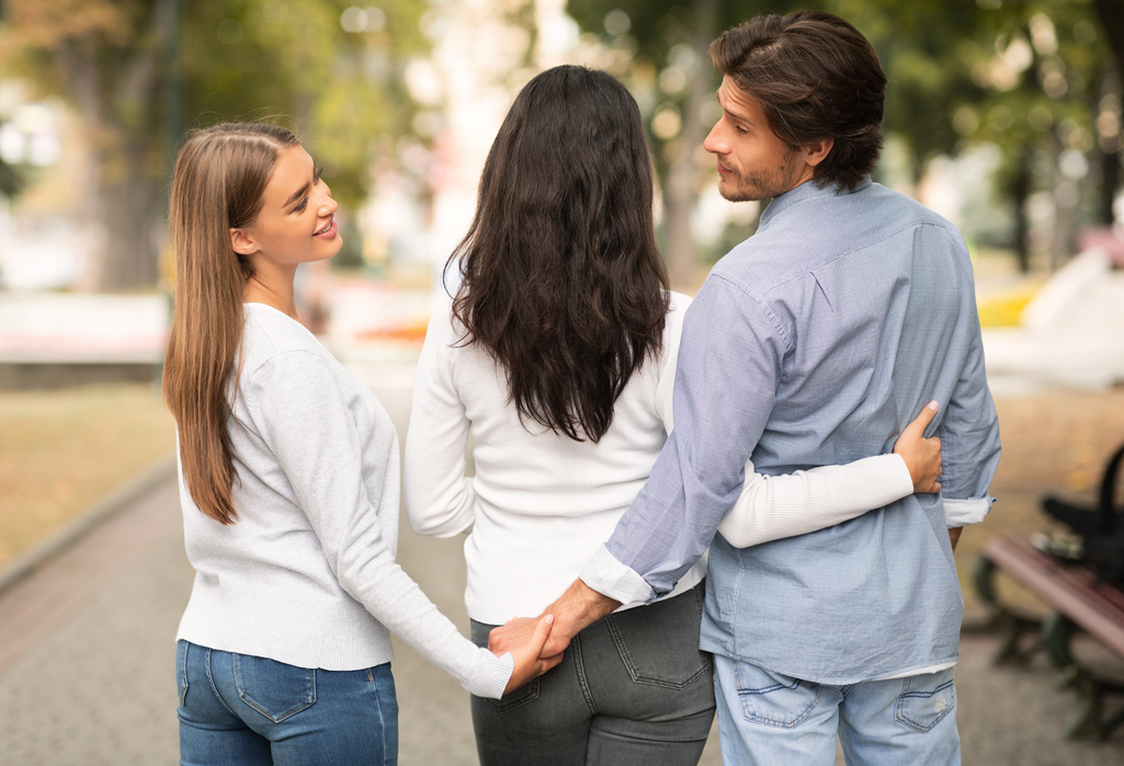 Relation de trouple : ils tombent amoureux de la même femme