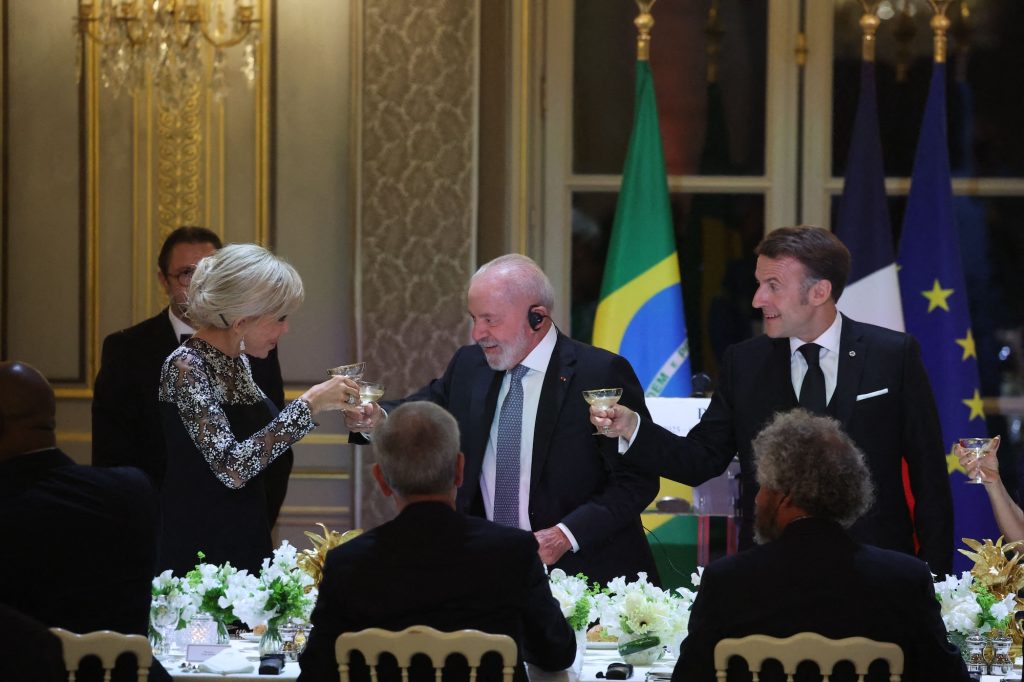 Brigitte Macron : après l'affaire de "la gifle", ce selfie avec Emmanuel Macron qui surprend ...