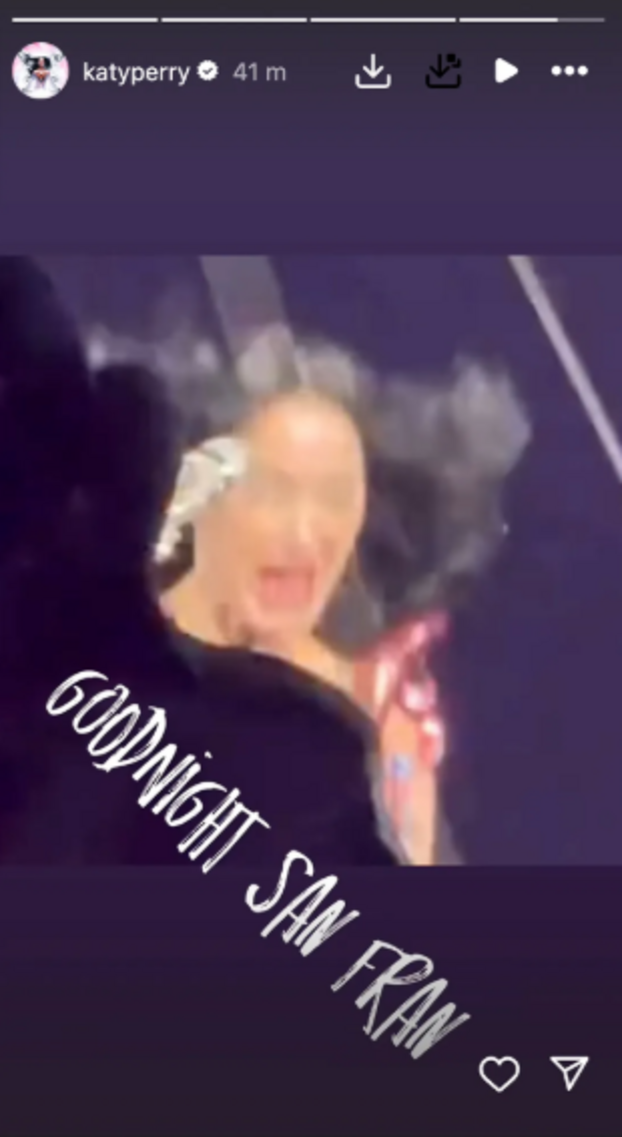 En plein concert, Katy Perry frôle la chute sur un papillon géant