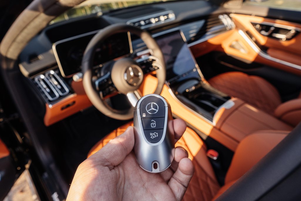 Un retraité vole une Mercedes 350 SL en Suisse grâce au double des clés
