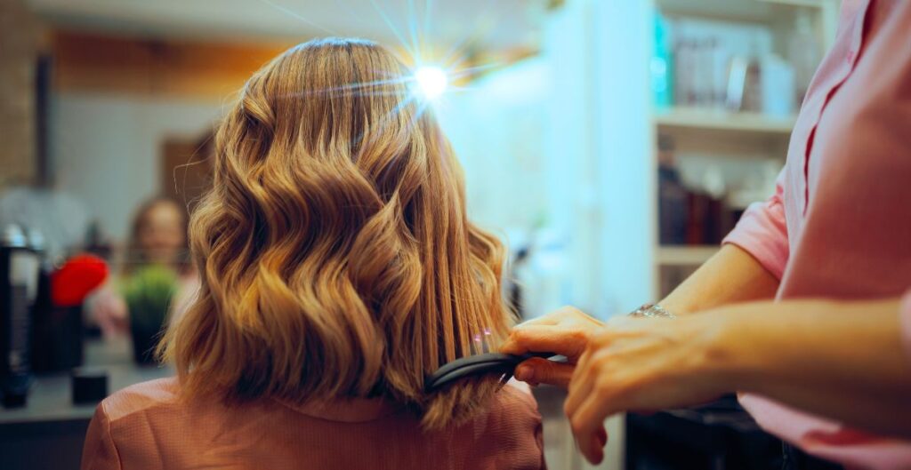 Cheveux après 50 ans : le boho lob, la coiffure la plus rajeunissante