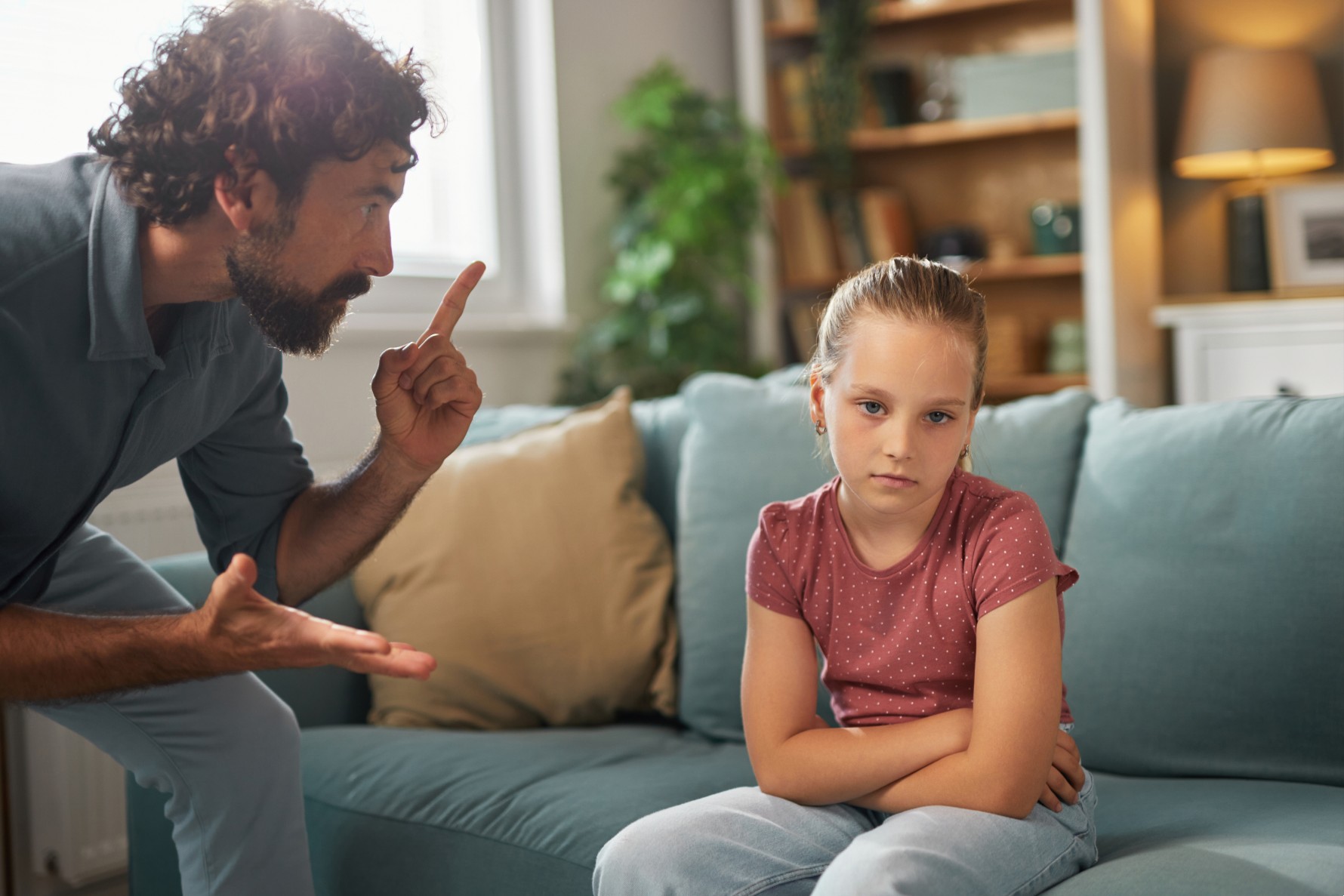 8 signes qui révèlent une enfance difficile